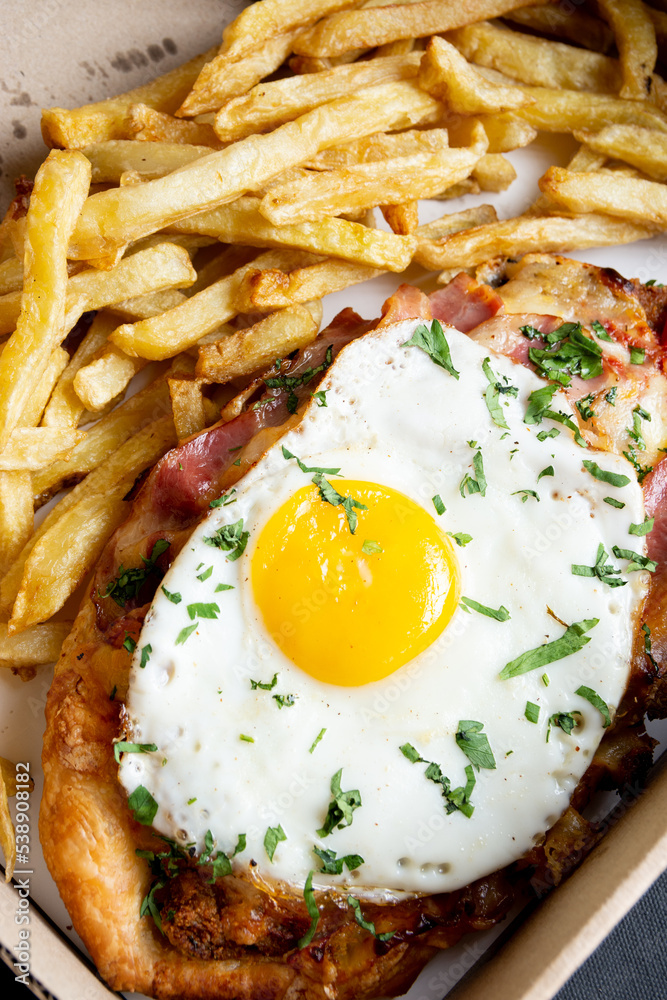Milanesa Napolitana Con Huevo Y Papas Fritas En Caja De Delivery Foto