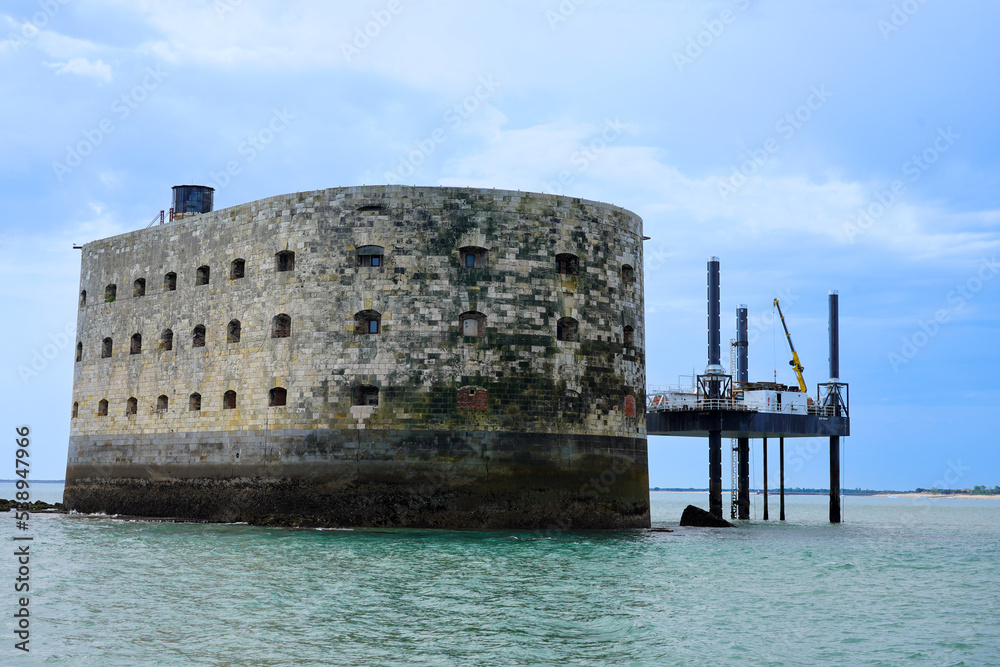 Le Fort Boyard est une fortification située sur un banc formé à l ...