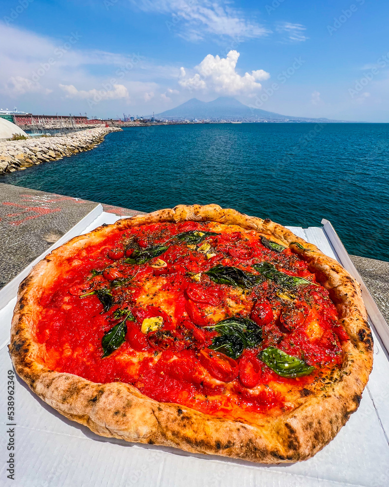 Pizza Marinara napoletana con sugo di pomodoro, basilico, aglio e ...