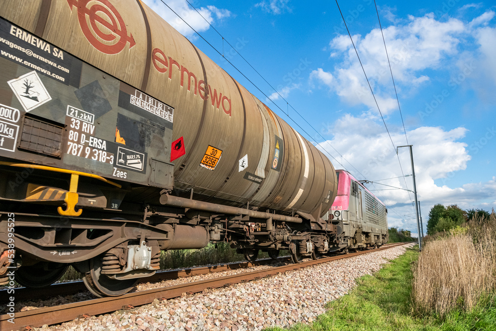 Train de wagon-citerne Ermewa. Transport de frêt ferroviaire Stock ...
