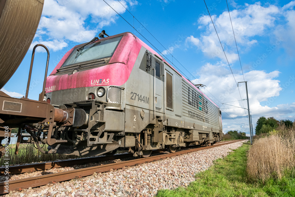 Locomotive Lineas. Train de wagon-citerne. Transport de carburant ...