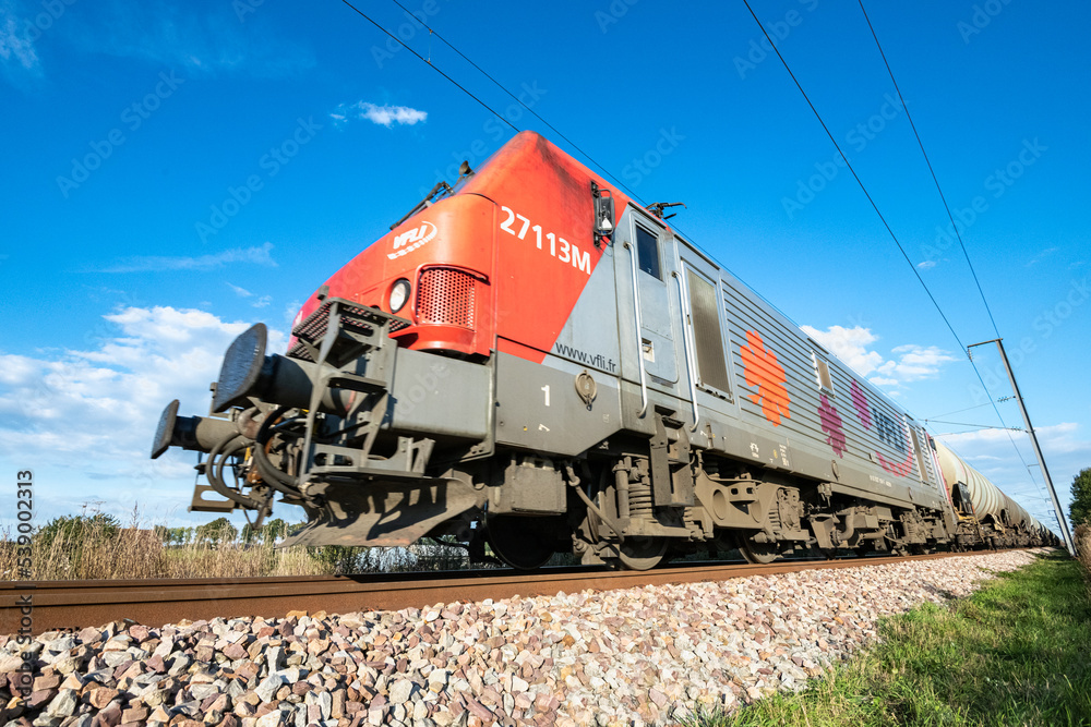 Foto de Locomotive Lineas. Train de wagon-citerne. Transport de ...