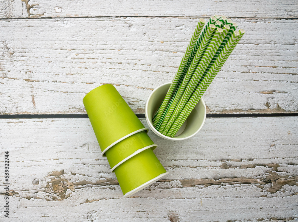 Foto de Green paper cups with green paper straws. Mention the ...
