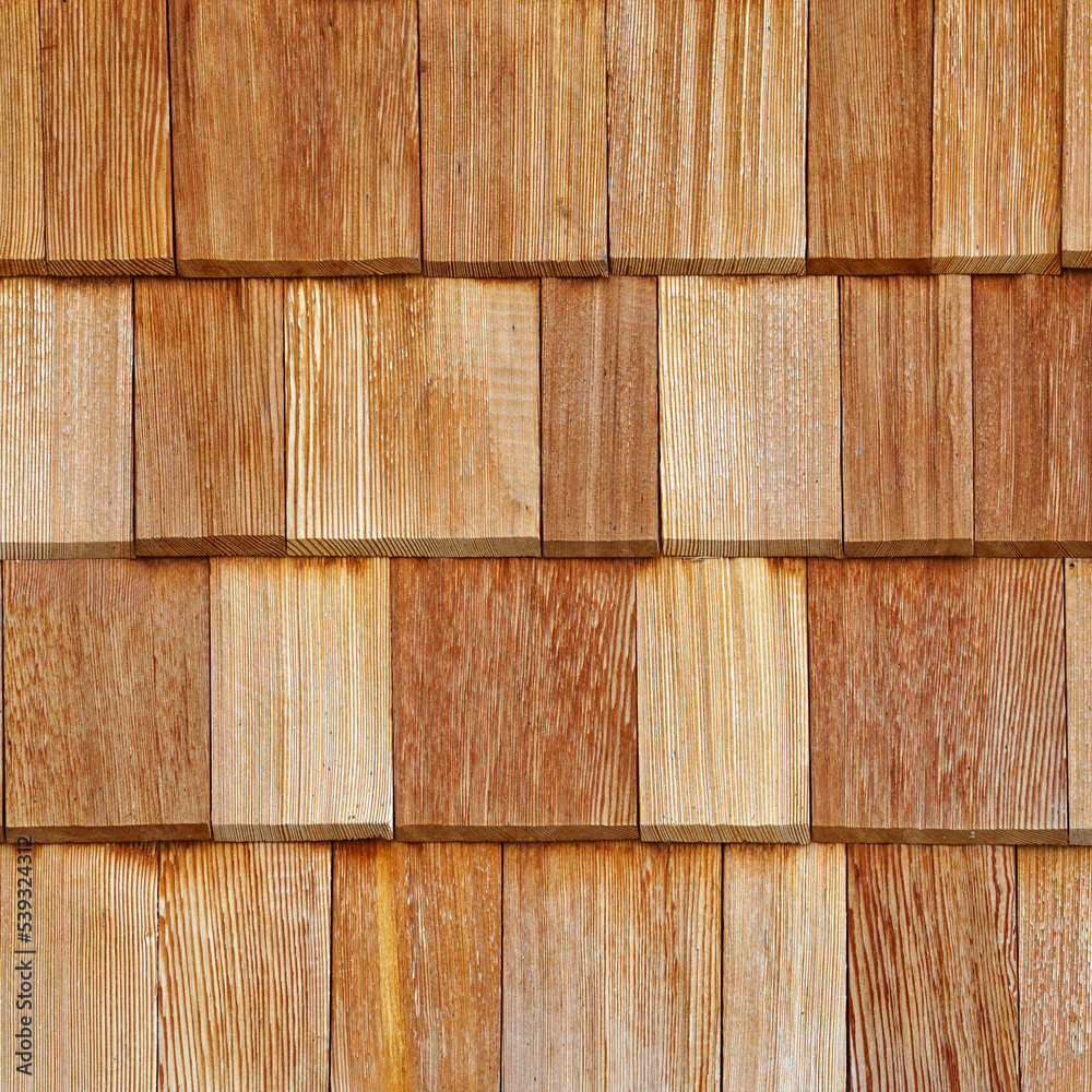 Frische neue Schindeln einer Holz Fassade im Quadrat Stock Photo ...