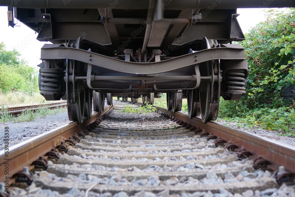 Nahaufnahme unter dem Zug auf den Schienen Stock-Foto | Adobe Stock