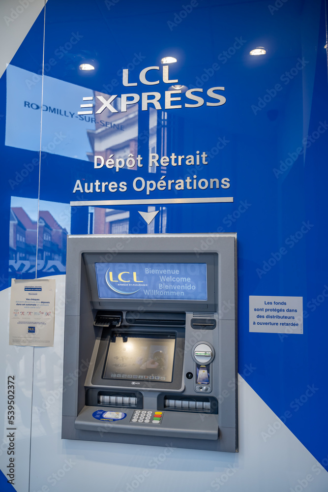 distributeur de billet en intérieur dans un hall de banque LCL Stock ...