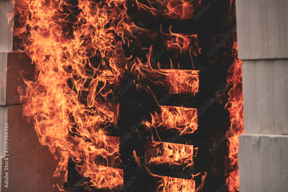 Brand Feuer Flammen Paletten in Vollbrand Feuerwehr Stock Photo | Adobe ...