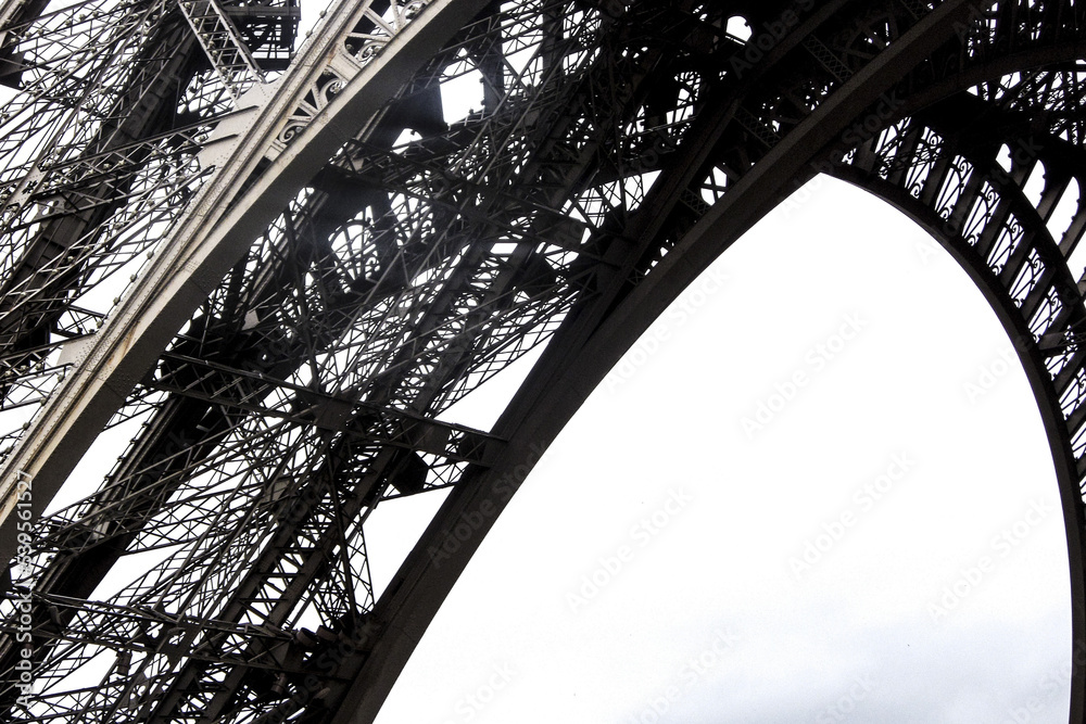 un pied de la Tour Eiffel, détails de la structure métallique foto de ...