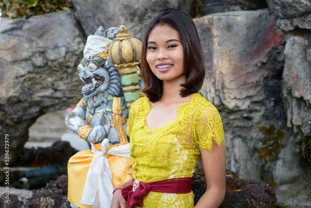 Young girl dressed in traditional Balinese clothing in hindu temple ...