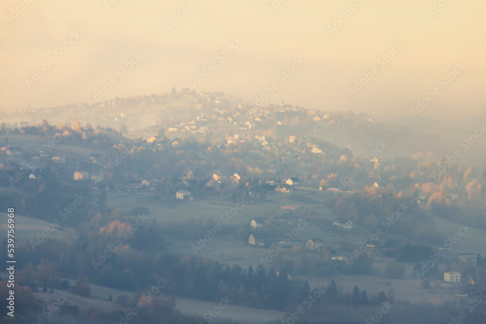 Widok na jesienne poranne mgły w górach. Jesienna panorama polskich gór ...