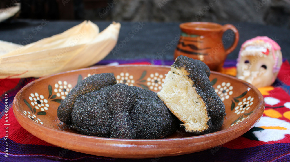 Pan de muerto negro con cenizas de totomoxtle. Pan tradicional Mexicano ...