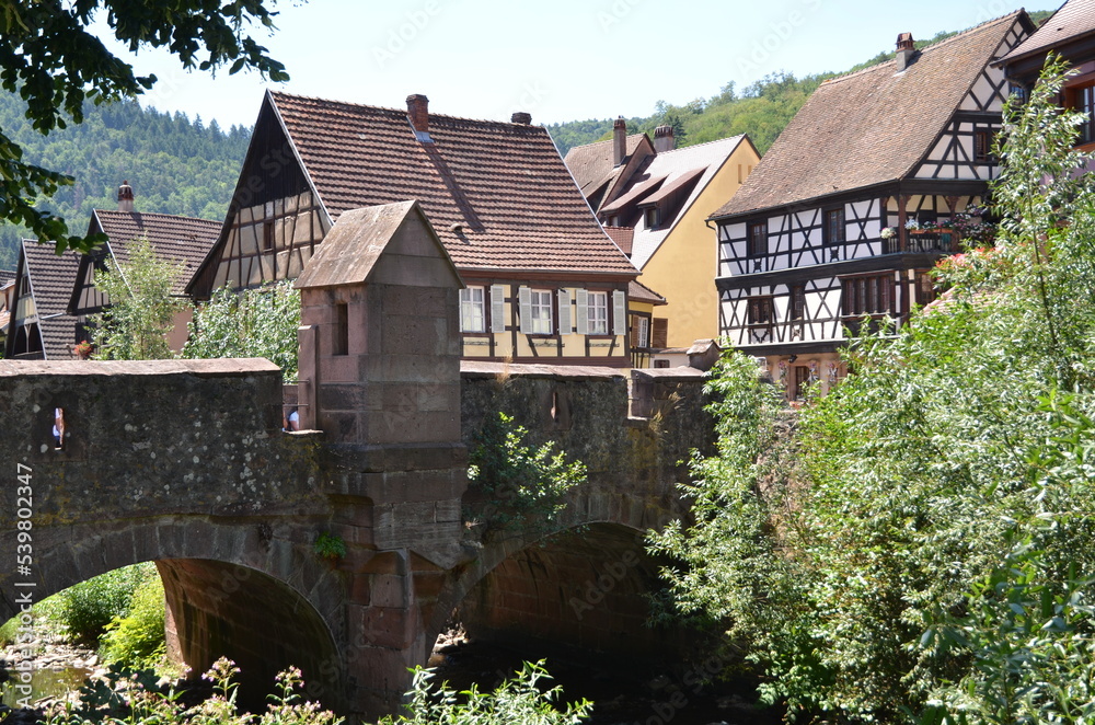 PONT MÉDIÉVAL FORTIFIE DU 16 éme SIÈCLE Stock Photo | Adobe Stock