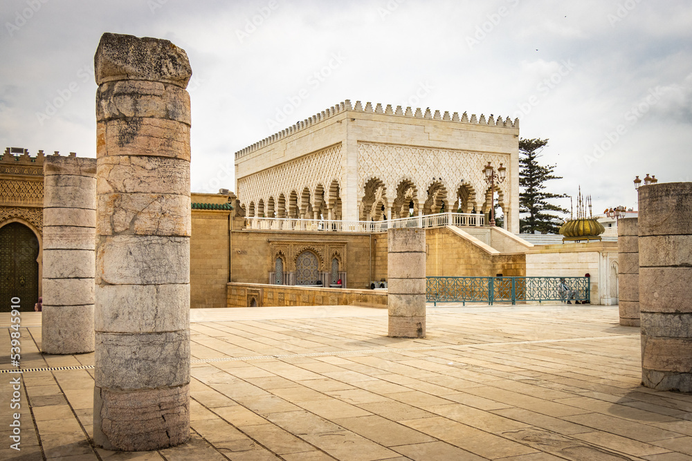 Foto de mausoleum of mohammed v, rabat, morocco, north africa, colums ...
