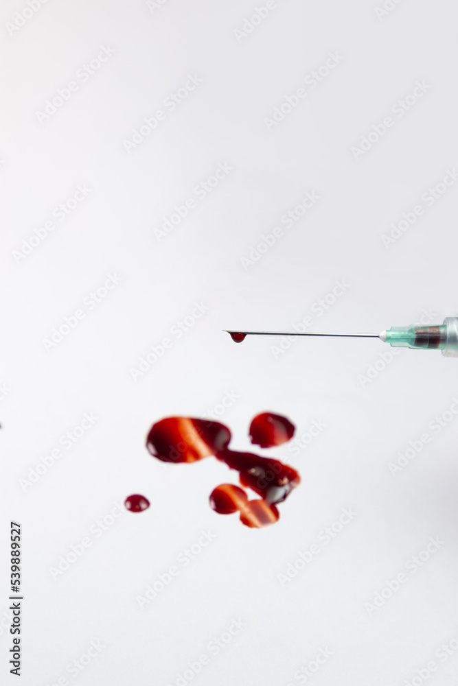 Jeringa con sangre, gotas de sangre, muestras de sangre, VIH ...
