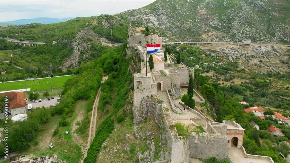 Vidéo Stock Rotating low aerial view of the side of the fortress of ...