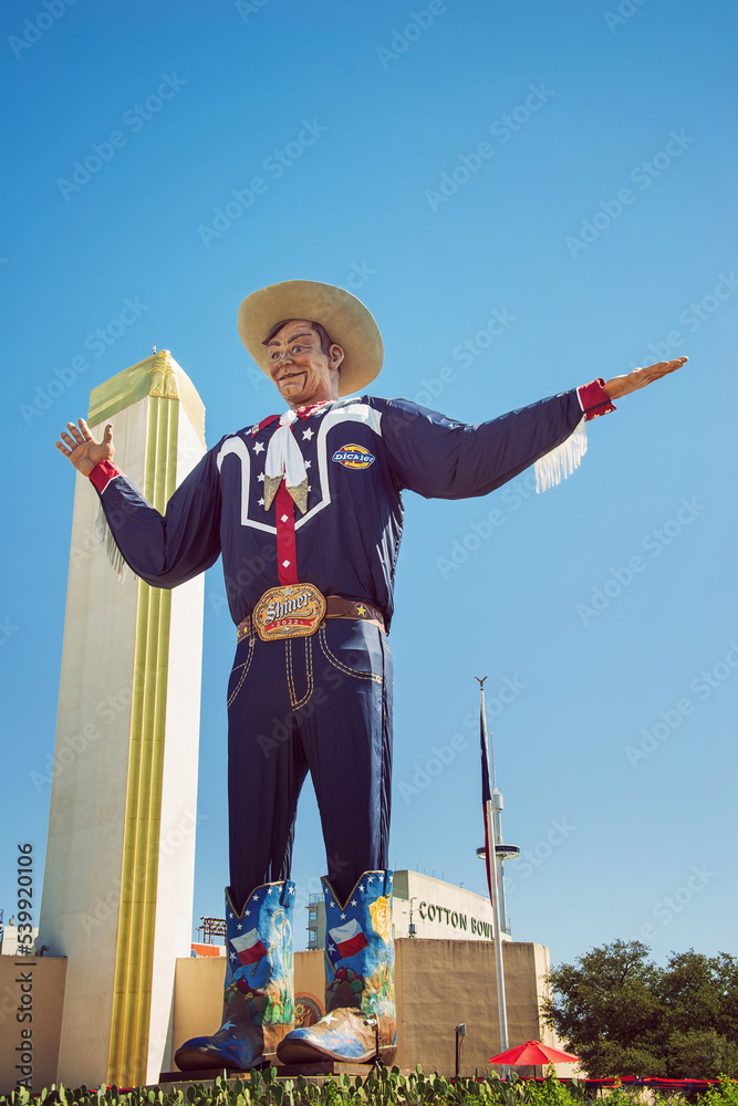 Foto de Big Tex statue standing tall at Fair Park. The icon greets and ...