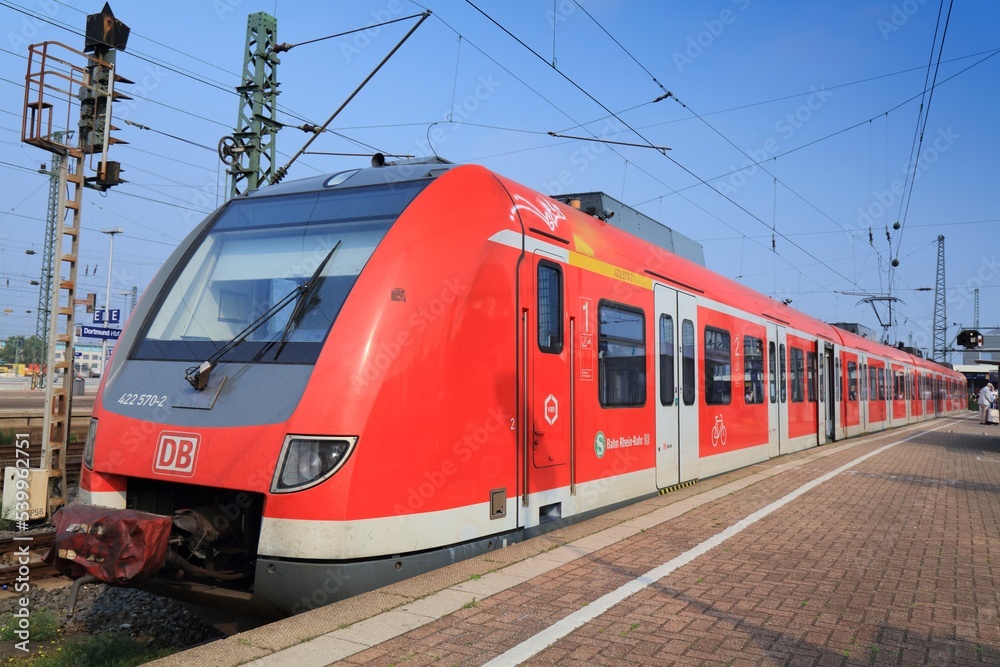 Stockfoto DORTMUND, GERMANY - SEPTEMBER 16, 2020: Deutsche Bahn passenger train Class 422 ...