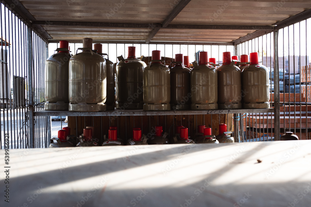 Gasflaschen beim Baustoffhandel, Gaslagerung, Butangas Stock Photo ...