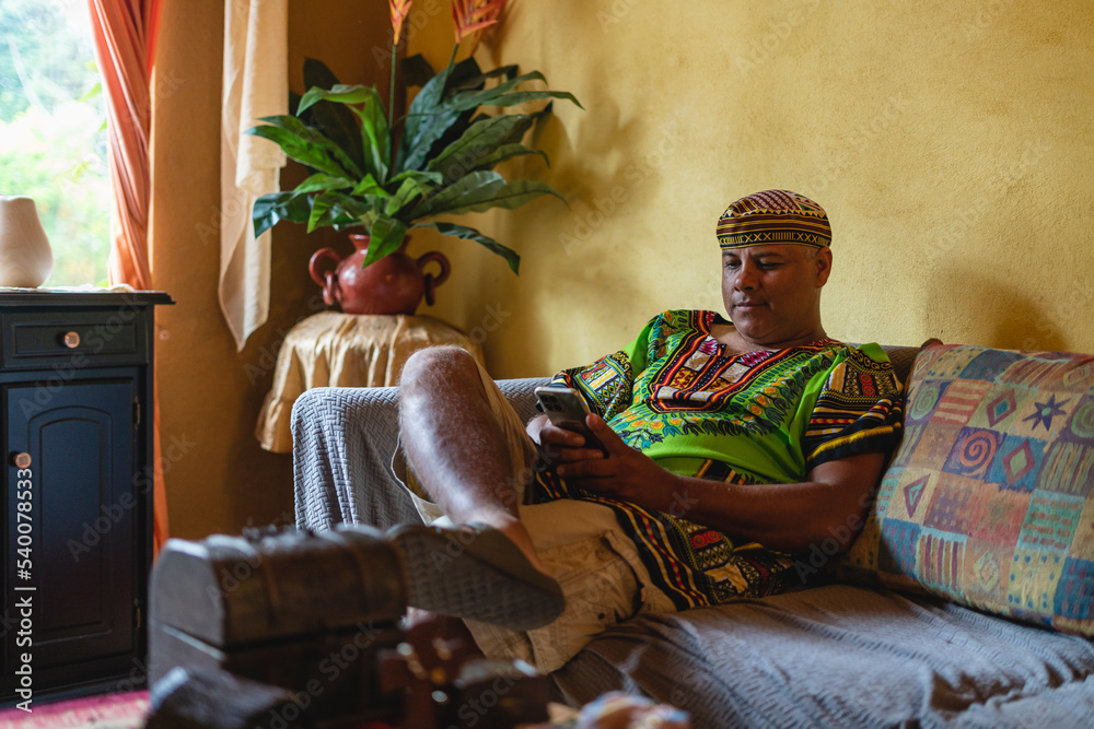 Imagen horizontal de un hombre latino adulto sentado cómodamente en el ...