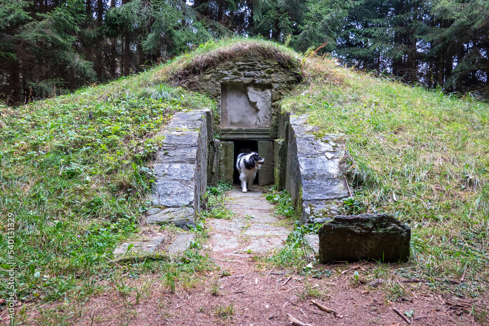 Römisches Hügelgrab . Römergrab in Semriach . Roman burial mound Stock ...