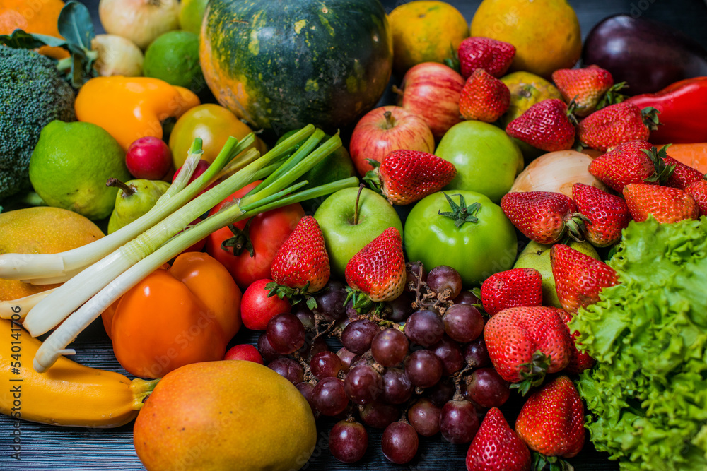 Almacén de alimentos con surtido de verduras y frutas frescas de ...