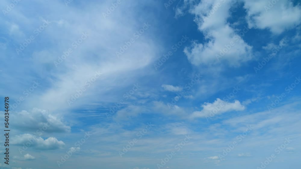 Vidéo Stock Clouds with blue light blue sky in horizon. No birds and ...
