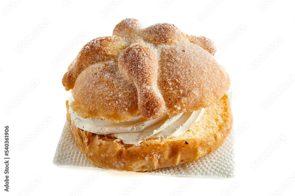 Celebración de día de muertos en México con pan de muerto relleno de ...