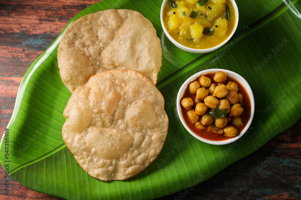 Foto de Puri Bhaji North Indian Poori with aalu bhaji , aalu sabji ...