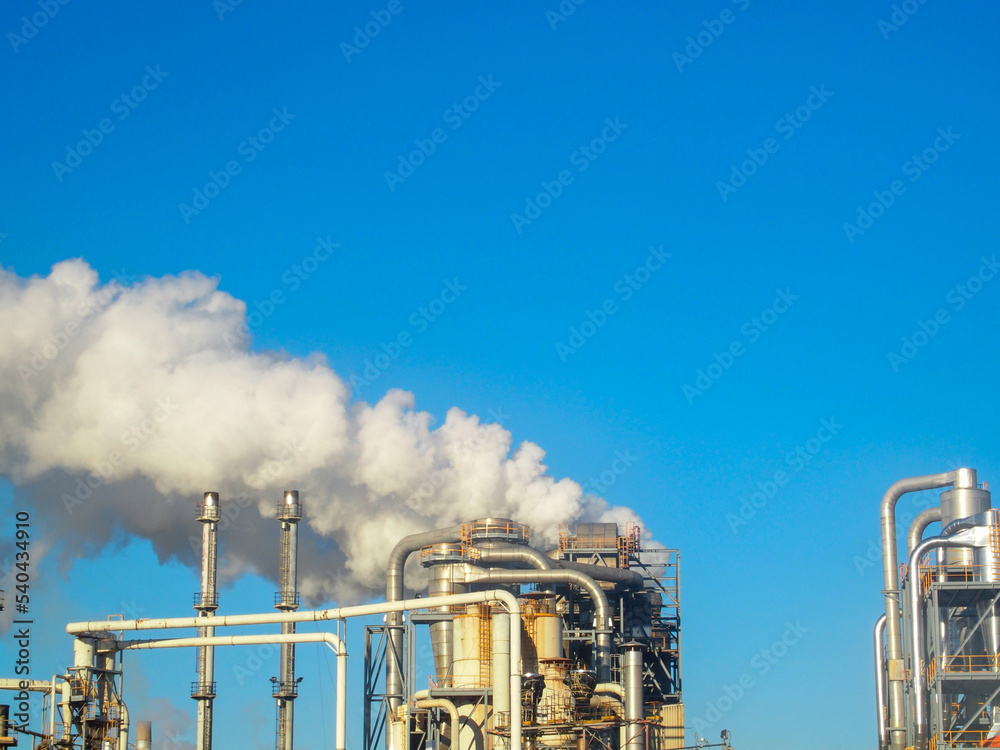 Fábrica expulsando humo. Concepto contaminación. Medio Ambiente. Stock ...