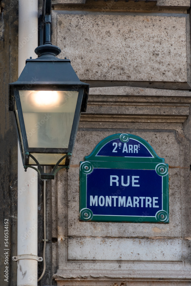 Plaque de rue parisienne traditionnelle sur laquelle est écrit "Rue ...