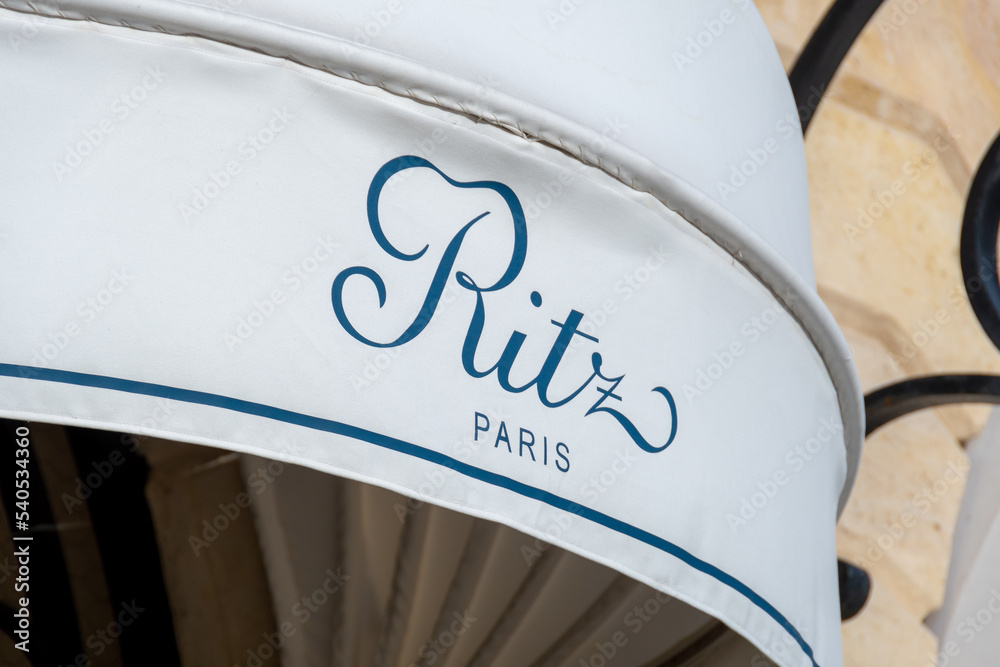 Paris, France - 23 octobre 2022: Détail d'un auvent du célèbre hôtel ...