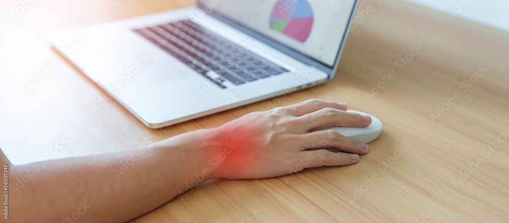Foto de Woman having wrist pain when using mouse during working long ...