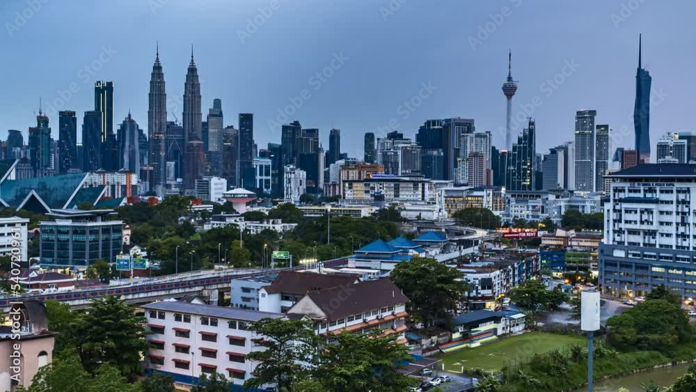 Vídeo do Stock: Petronas KLCC Twin Tower building with the color of ...