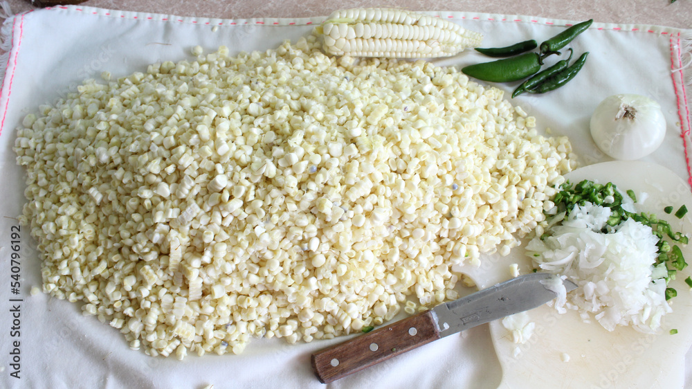 Granos de elote, cebolla y chiles verdes cortados para la preparación ...