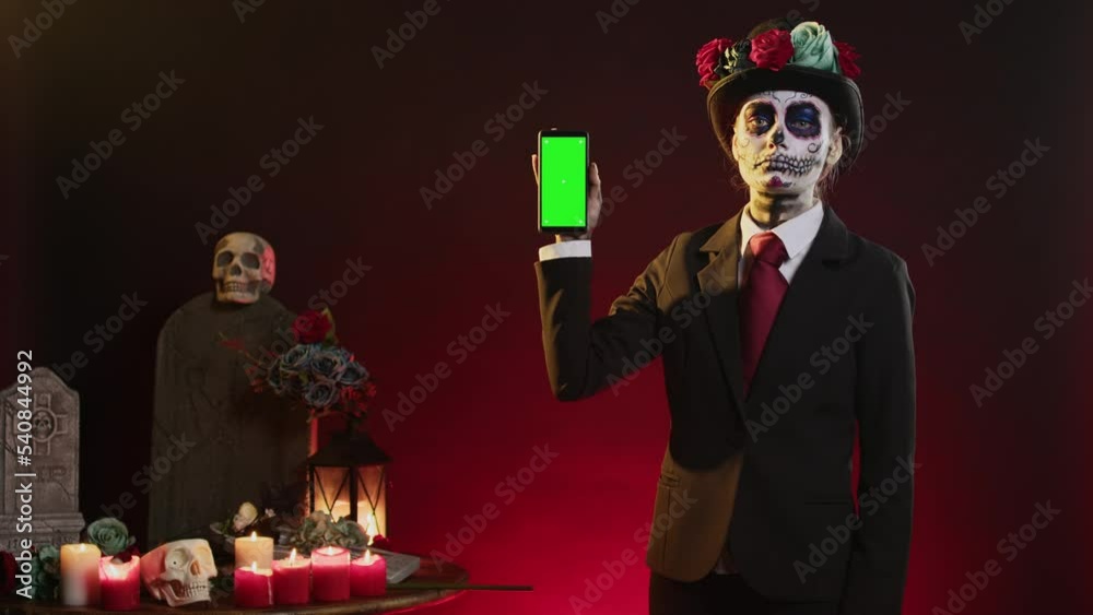 Vidéo Stock Horror lady of dead showing smartphone with greenscreen in ...