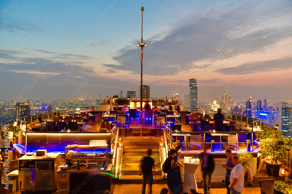 Stockfoto BANGKOK,THAILAND - Oct 19, 2022 :Vertigo Rooftop Restaurant ...