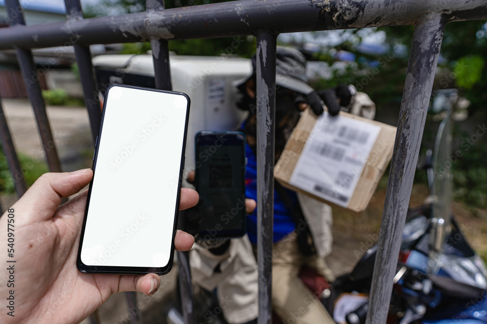 Delivery concept of young man paying via mobile banking app from ...