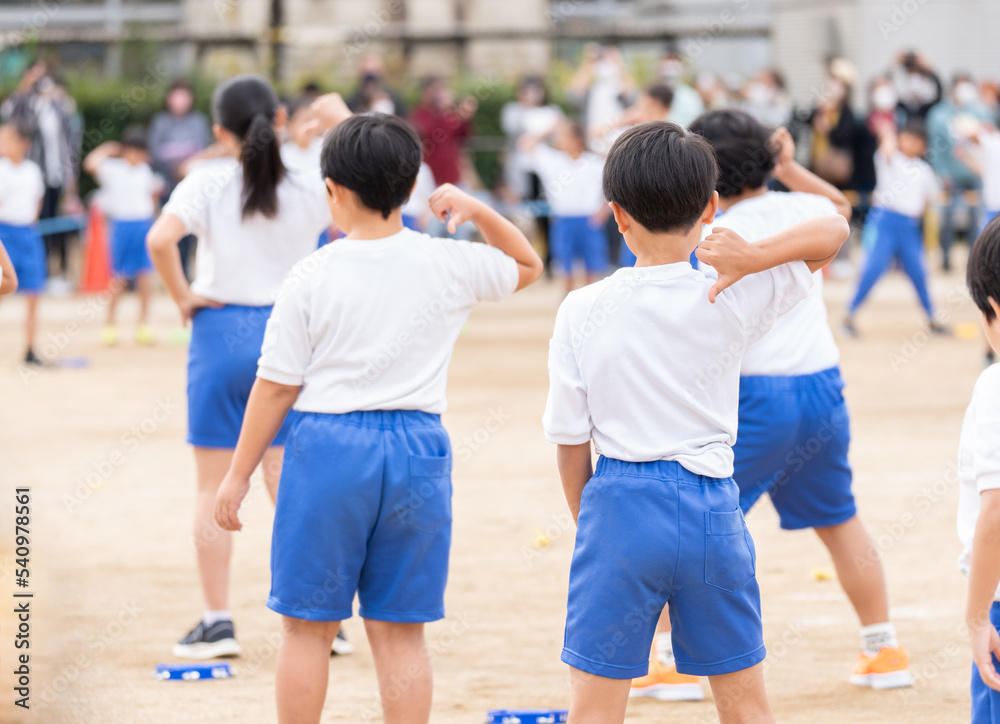 小学生の運動会でダンスをする男の子 Stock 写真 Adobe Stock