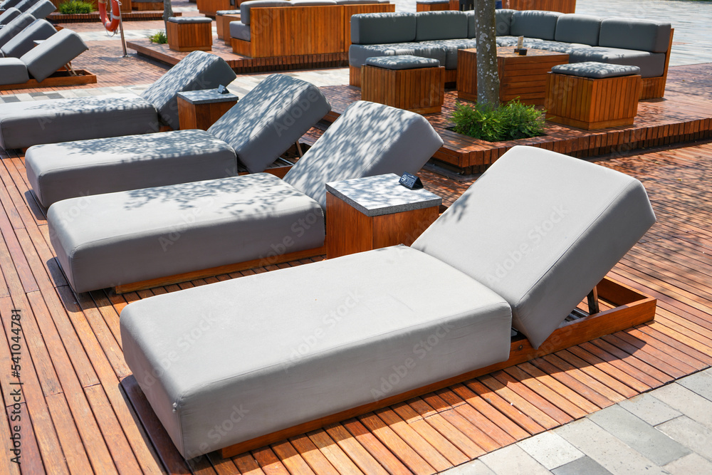 Sleeping chairs and lounge chairs by the pool and beach for lying down ...
