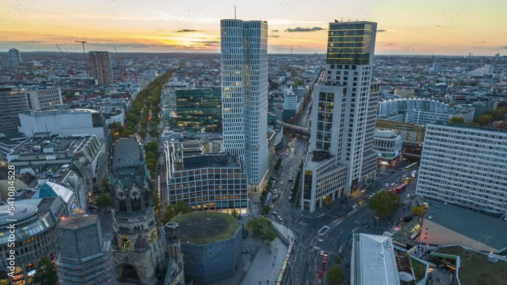 Vidéo Stock Aerial slide and pan hyperlapse shot of busy streets in ...