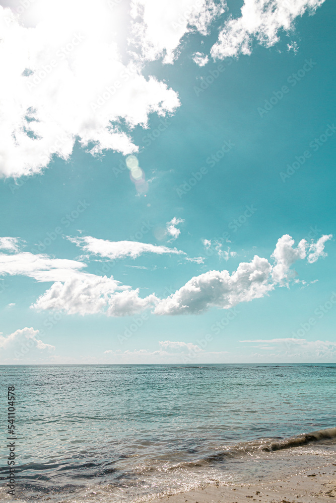 playa de aguas verde con nubes blancas Stock Photo | Adobe Stock
