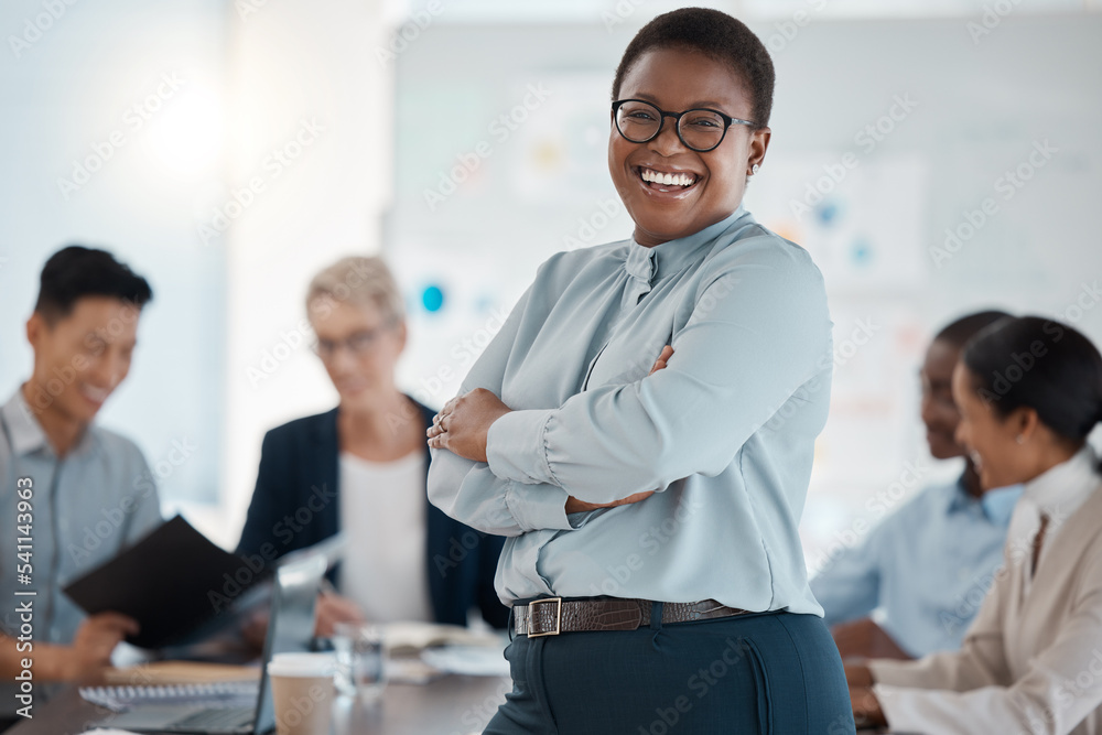 Foto de Black woman, leader and business executive laughing and happy ...