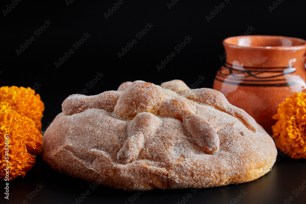 Celebración de día de muertos en México con pan de muerto con calaveras ...