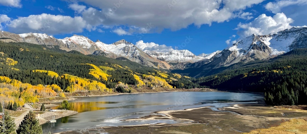 Trout Lake, Colorado in vibrant fall color Stock 写真 | Adobe Stock