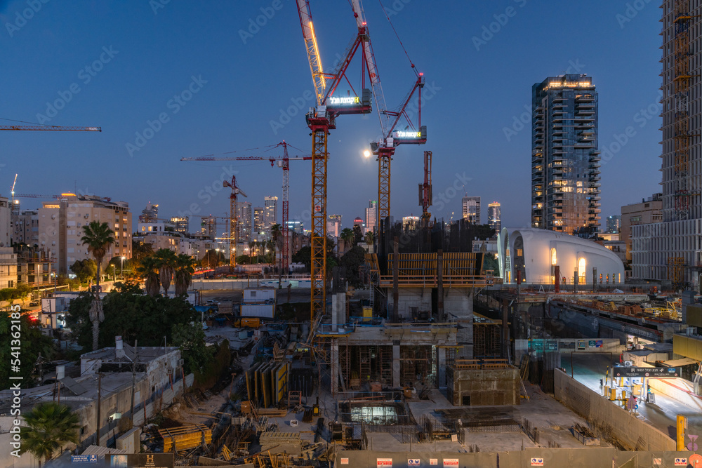 Foto de TEL AVIV, ISRAEL - MAY 01 2022: Somail complex in Tel Aviv in ...
