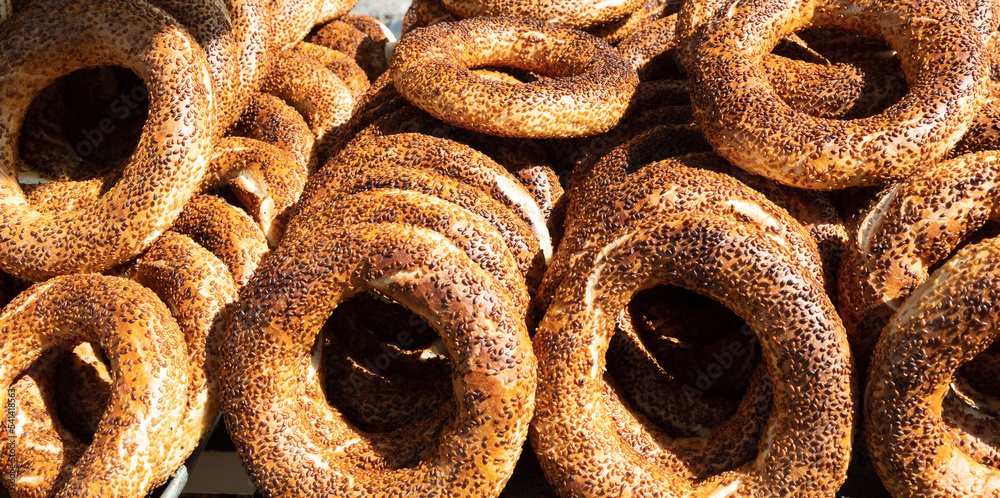 Foto Stock Stack of simit (circular bread) at sunny day. Simit is a ...