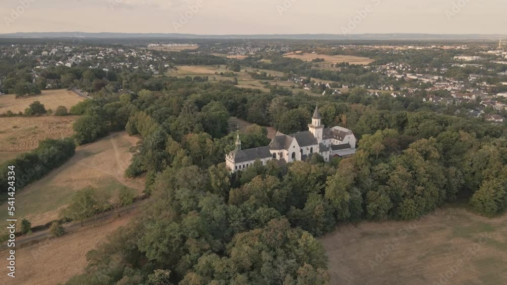 Vidéo Stock Relaxing aerial of Germany's famous Kreuzberg-Bonn church ...