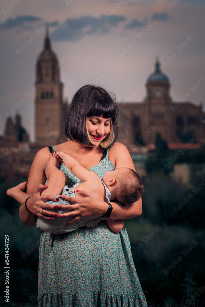 Joven madre con corte de pelo Bob y con un vestido largo estampado ...
