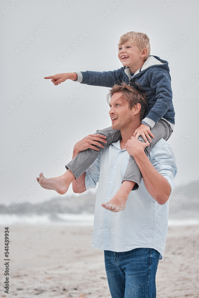 Foto Stock Father, child and piggyback pointing on the beach for ...