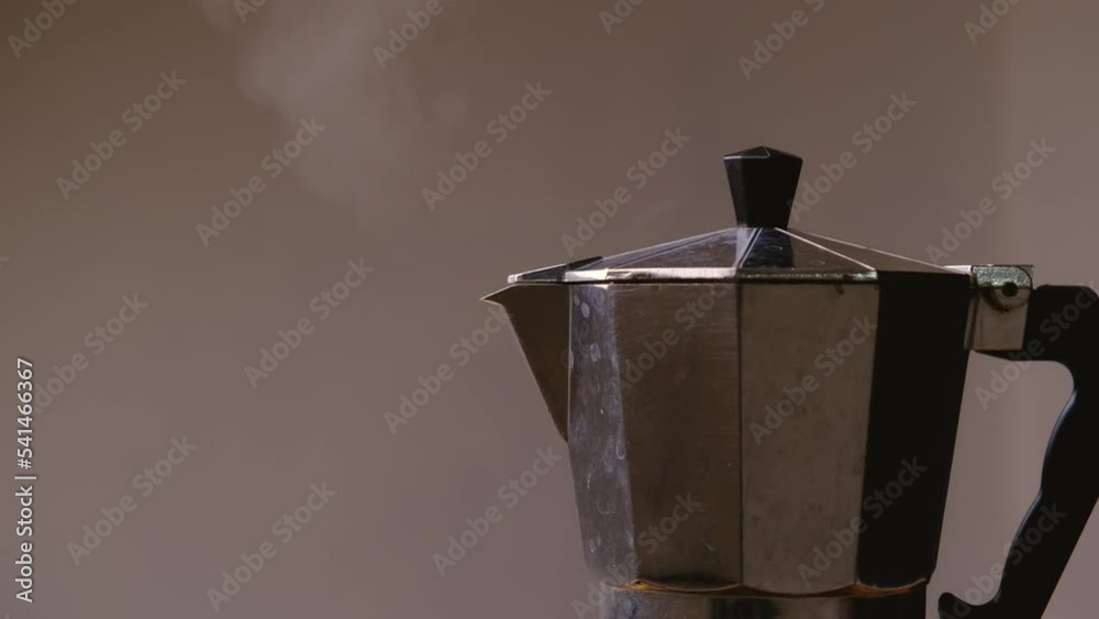 Vidéo Stock Hot coffee is boiling and steam comes out of a moka pot ...